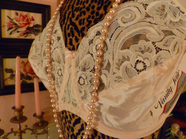 Vanity Fair Satin And Lace Piquant Bra Nos By Valentinesarmoire
