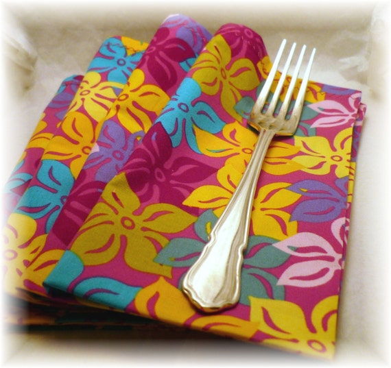 Items similar to Everyday Cloth Napkins - Serviette Set - Hawaiian ...