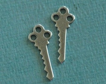 2 Silver Key Charms 928 by charmparfait on Etsy