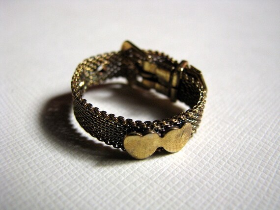 Vintage gold mesh buckle ring with 2 hearts