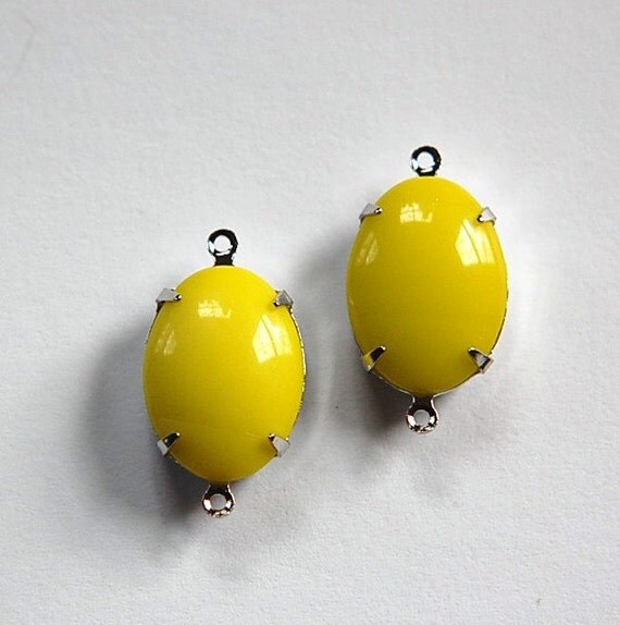 Vintage Opaque Yellow Stone in 2 Loop Silver Setting ovl004G2