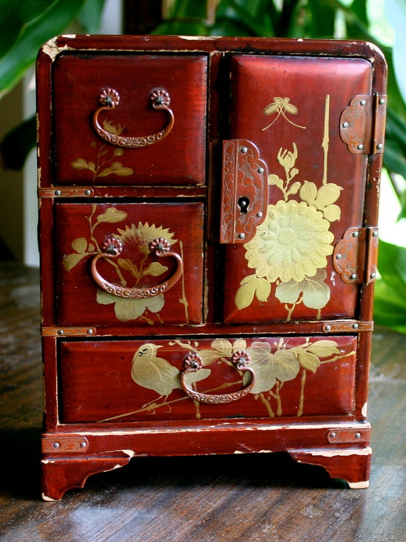 Vintage Wooden Japanese Jewelry Box with Gold Detail Vintage Wooden Japanese Jewelry Box with Gold Detail