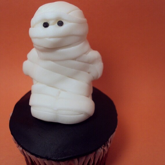 Artículos similares a Mummy Cupcake or Cake Toppers for Halloween ...