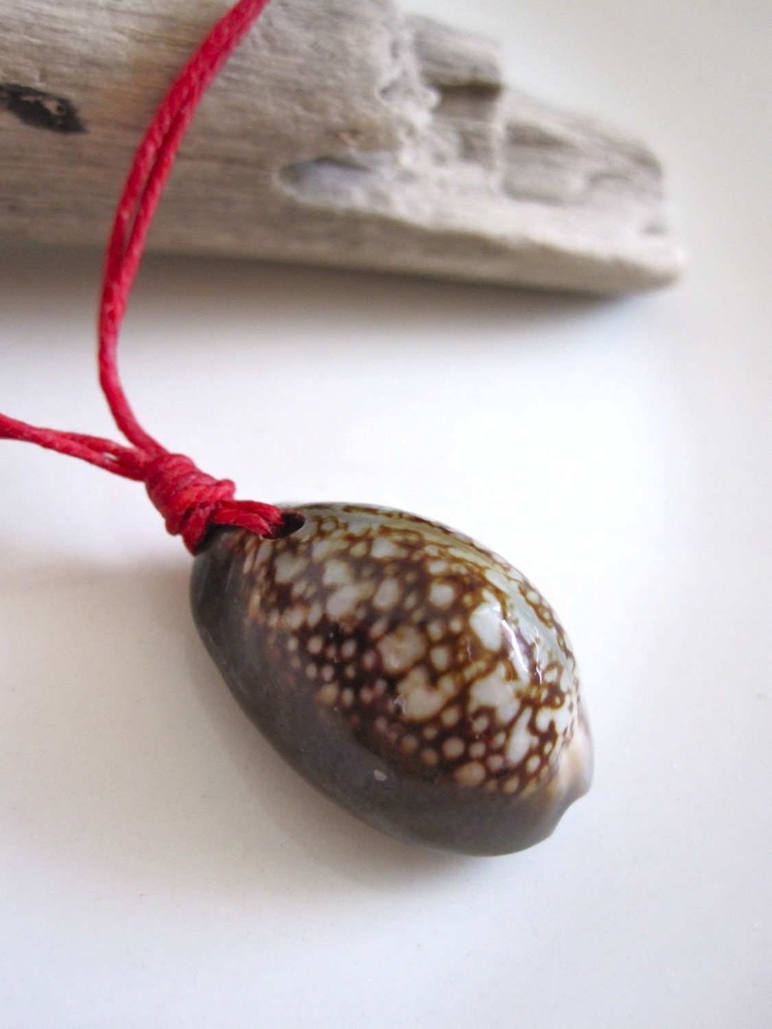 Pupu Hinuhinu Shiny Shell Lullaby Dark cowrie shell red