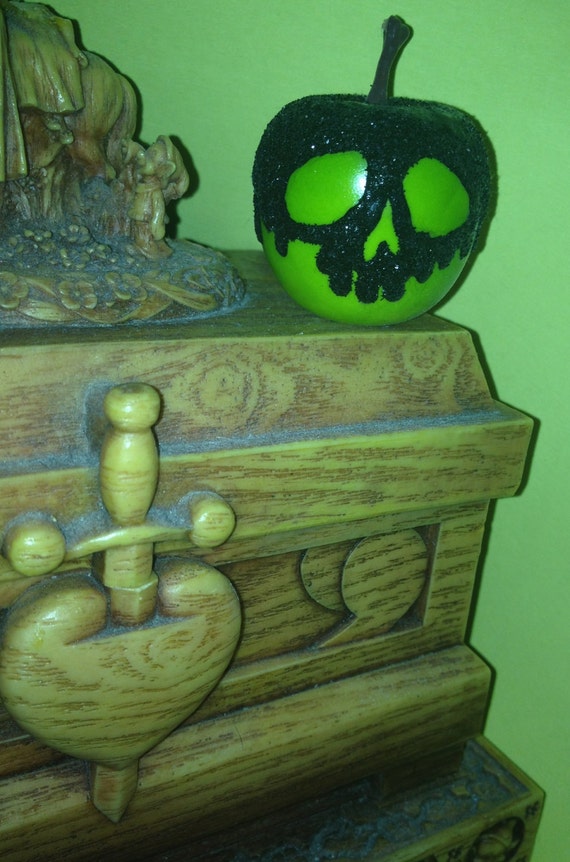 Small Snow White Poison Apple