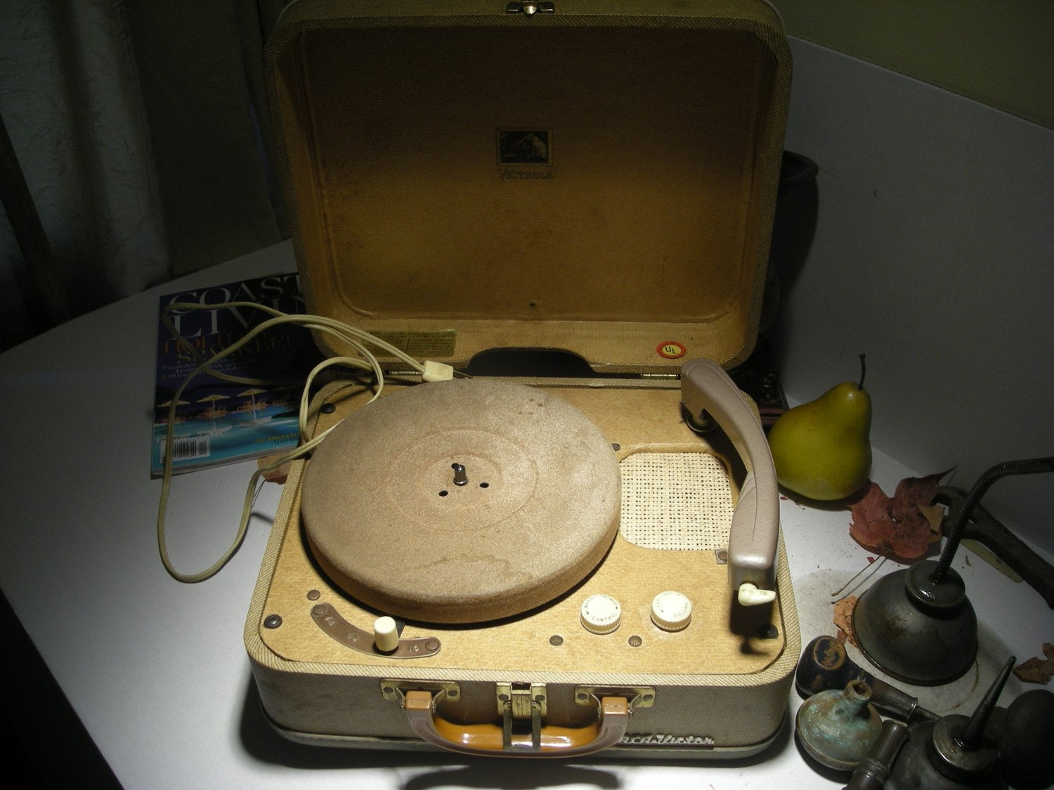 Vintage RCA VICTOR Record Player Model 7-EMP-2L