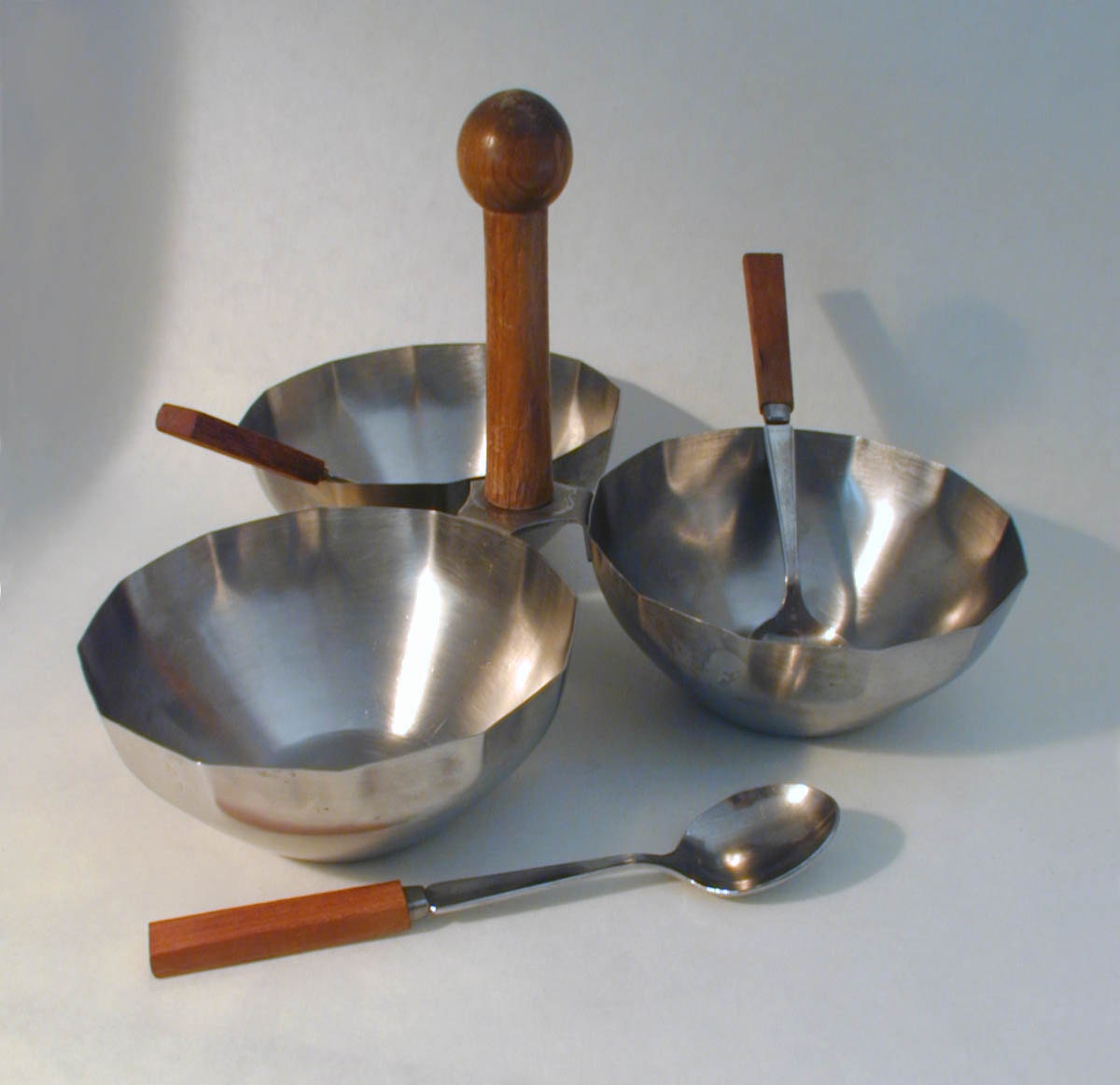 Three Stainless Steel Metal Bowls with Wooden Handle Serving Set and ...