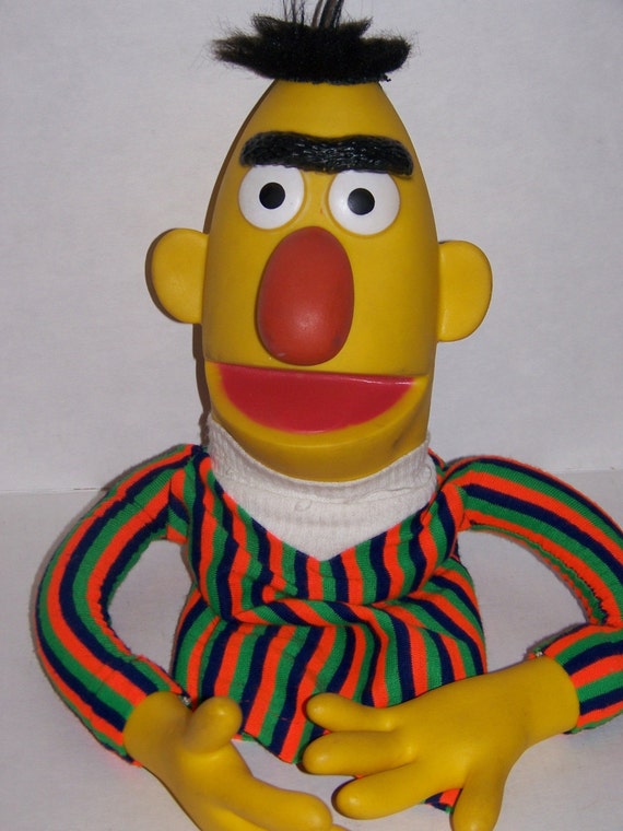 Jim Henson playing with the 'Bert' puppet, 1971 [600x550] : r/HistoryPorn