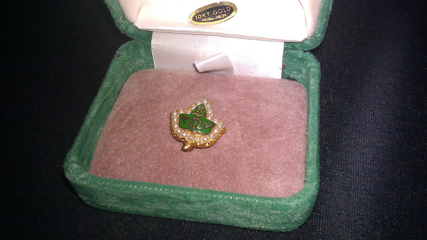 Vintage 10Kt Alpha Kappa Alpha AKA Sorority Pin in original