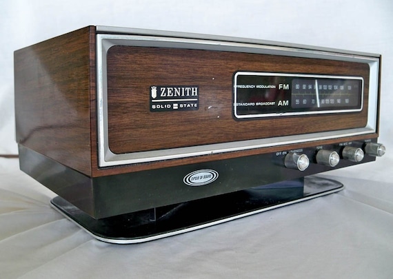 1970's Zenith Model K421W AM/FM Radio Featuring Circle