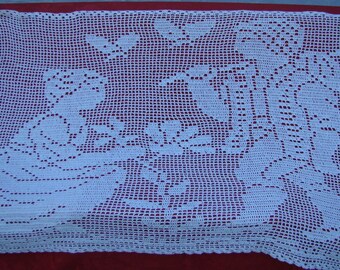 Roses in the Oval filet crocheted runner