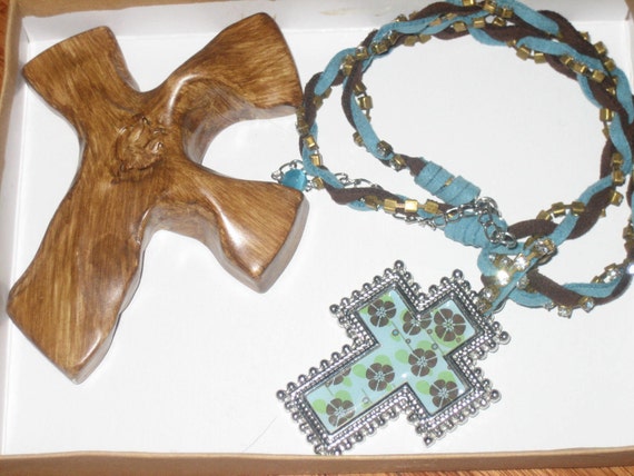 The Clinging Cross Necklace Set