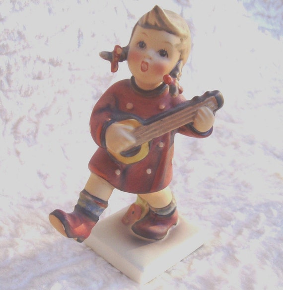 Hummel figurine girl with banjo/guitar Happiness 86