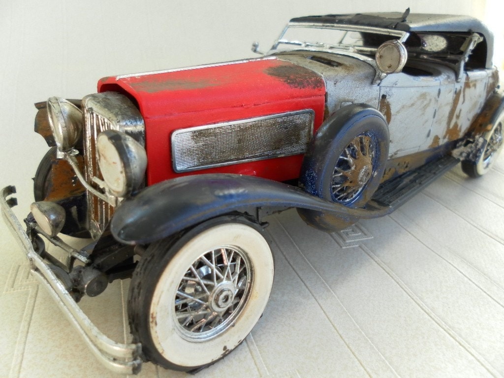 1930s Duesenberg 1/24 scale model car in silver