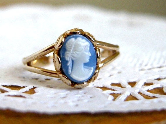 VINTAGE 1970s Avon Blue and White Cameo Ring