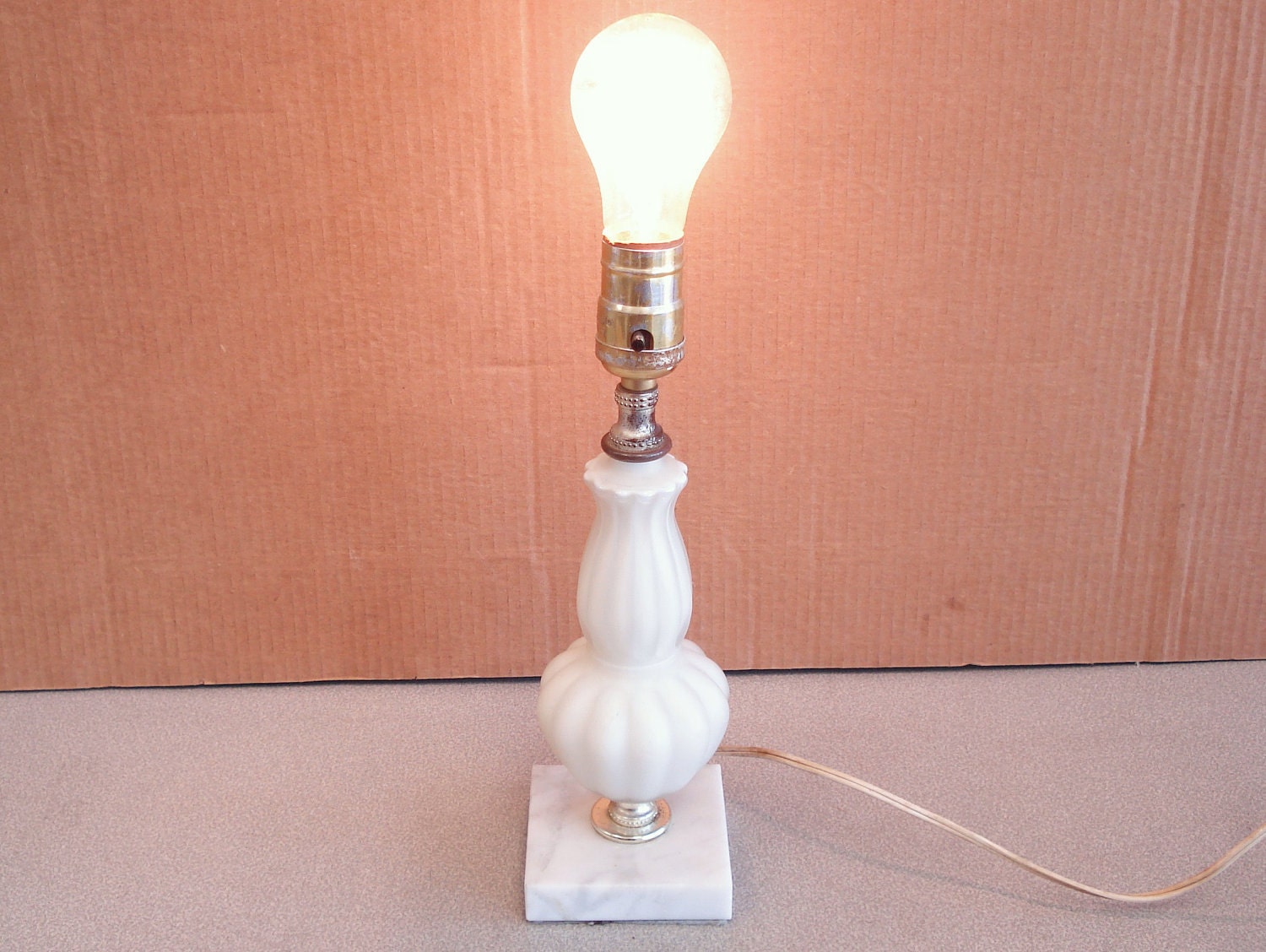 Vintage UNDERWRITERS LABORATORIES INC Portable Lamp Light.