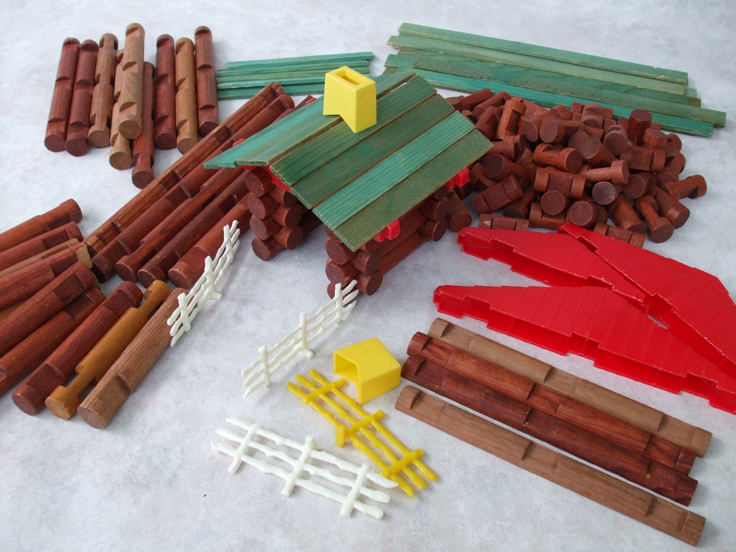Vintage 1970s Lincoln Logs Building Toy 153 Pieces
