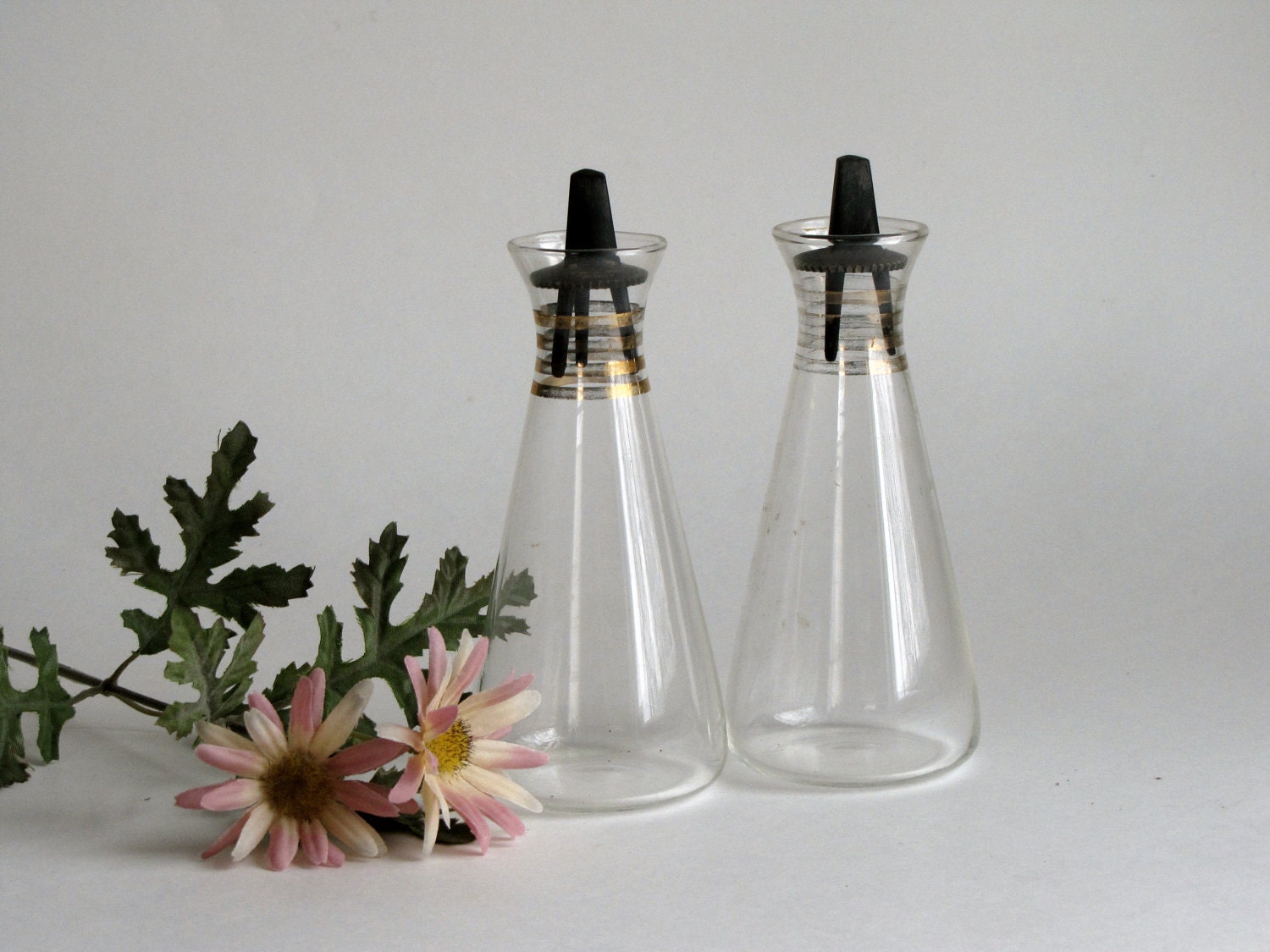 Vintage Pyrex Clear Glass Atomic Age Salt and Pepper Shakers – with ...