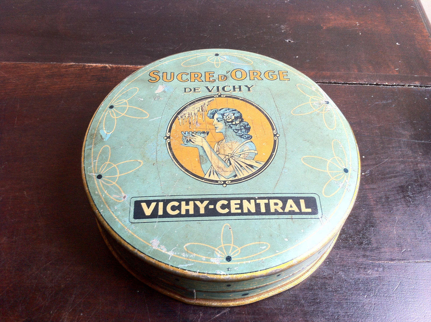 Round tin. Vintage French candies box – Haute Juice