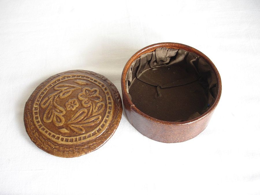 Vintage round embossed leather box – Haute Juice