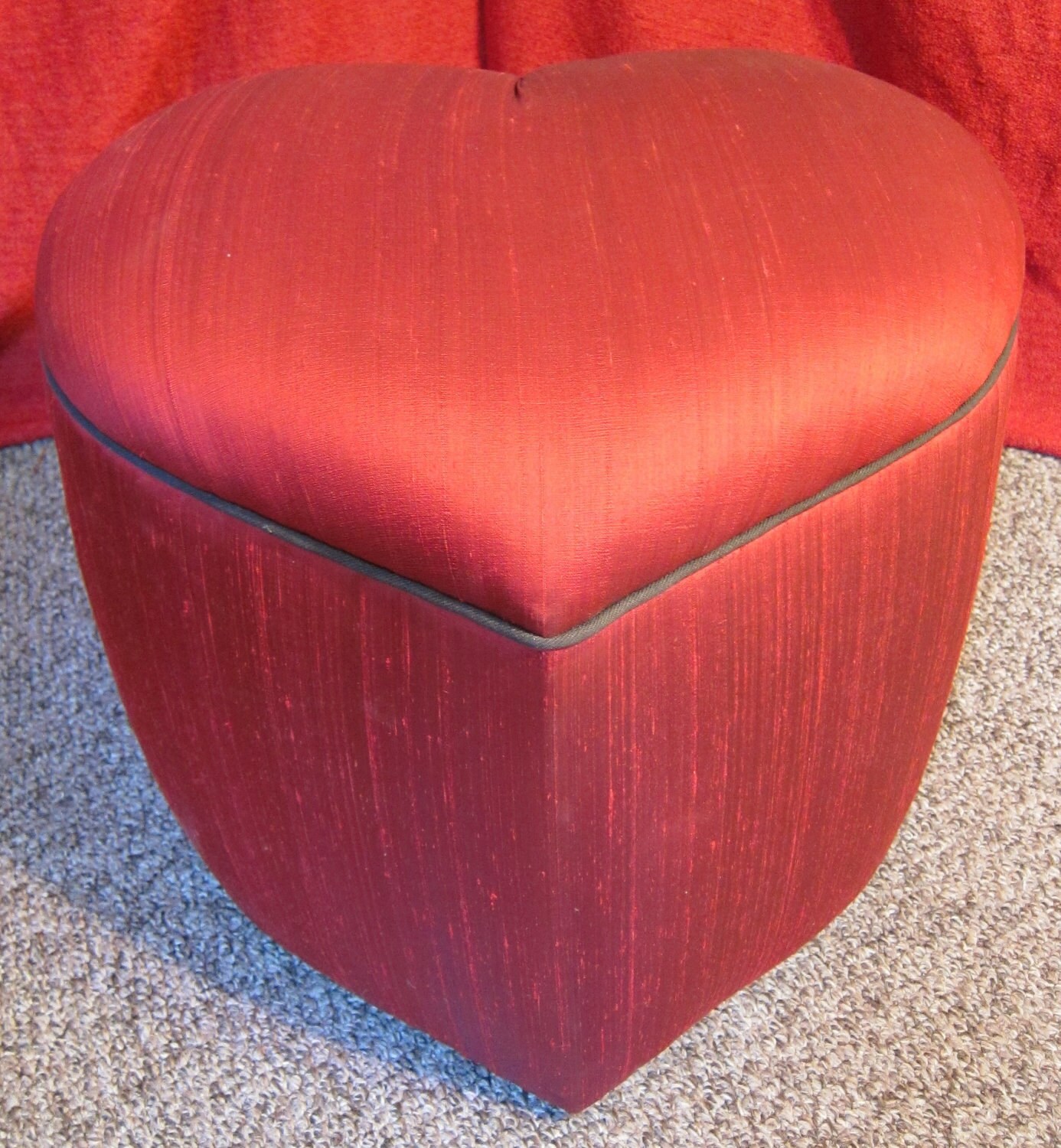 Heart shaped ruby red silk ottoman Heart shaped ruby red silk ottoman