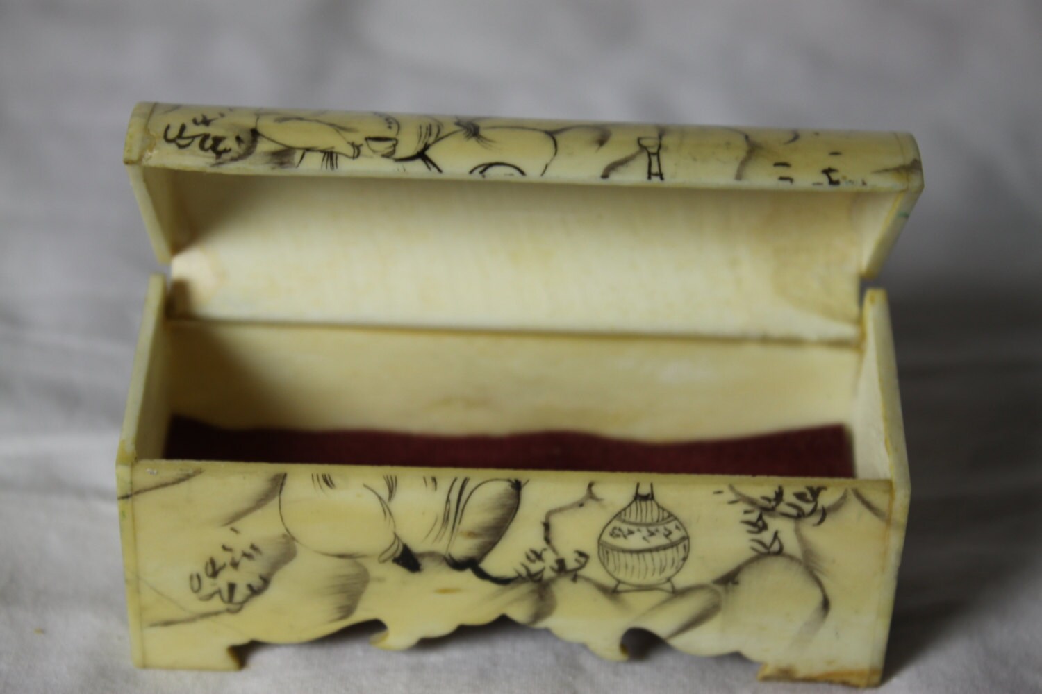 Hinged tiny Bone Box Oriental designs Ring or jewelry box Carved ...