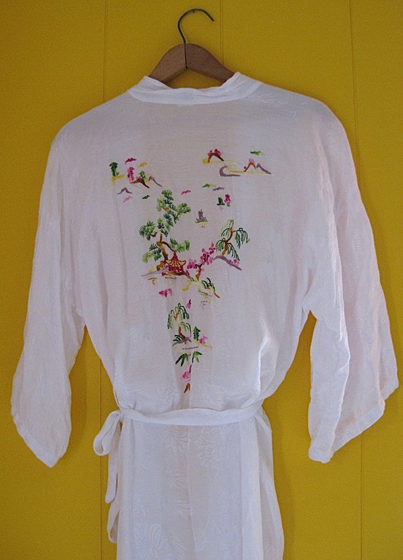 White Embroidered Chinese Robe Vintage Cool Lounging Ware