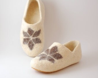 Felted wool clogs Baltic Amber felt slippers white by WoolenClogs