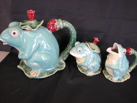Items similar to 3 pc Majolica style FROG Pitcher Sugar Creamer SET on Etsy