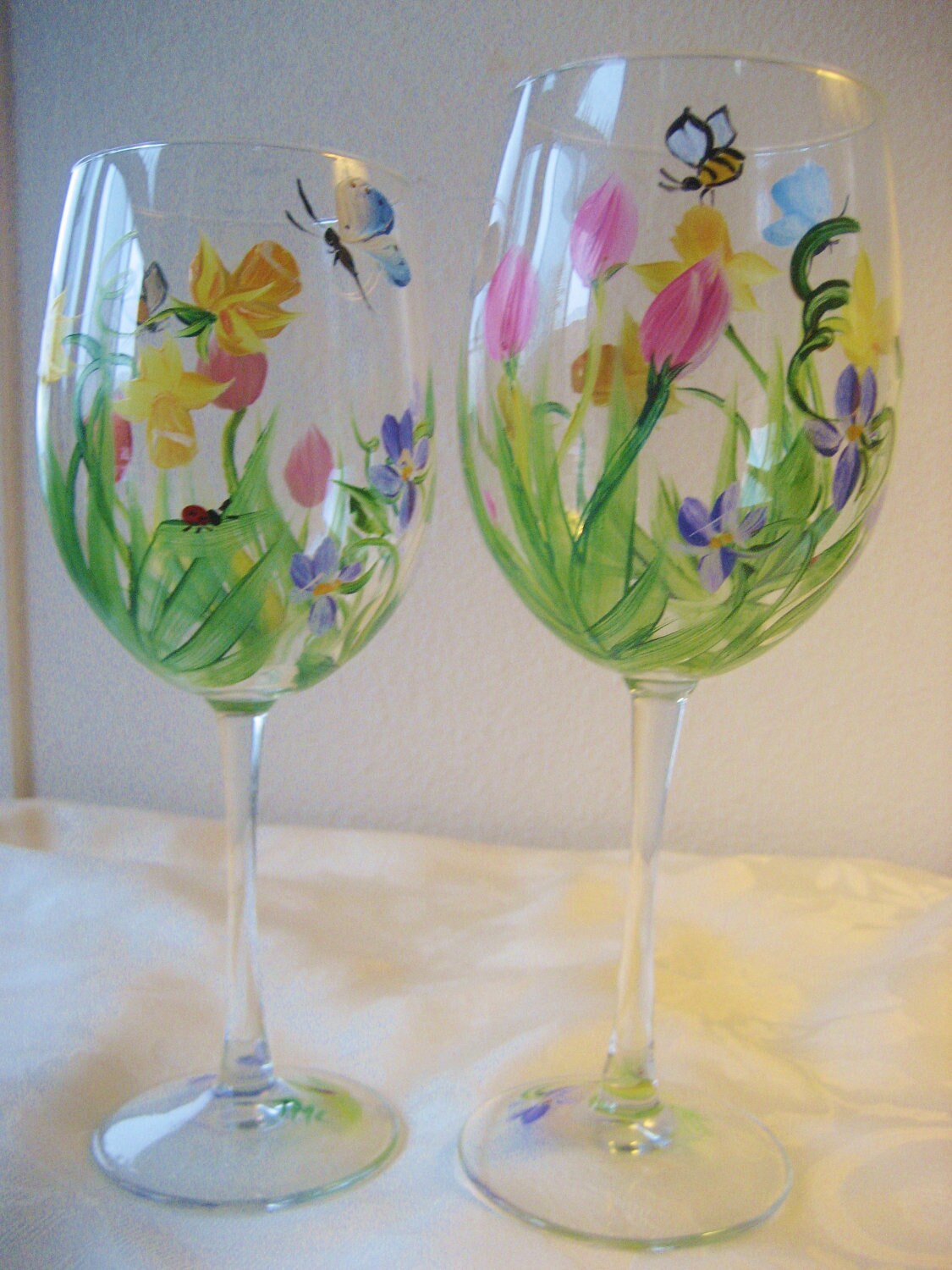 Conjunto de dos copas pintadas a mano con flores silvestres de