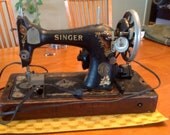 Items similar to Vintage1924 Singer Model 128 Portable Sewing Machine ...
