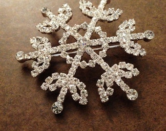 Popular items for snowflake brooch pin on Etsy