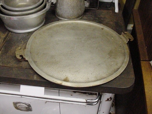 Guardian Service Hammered Aluminum Pizza Pan – Haute Juice