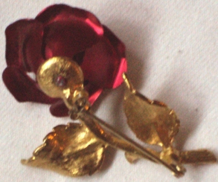 Red Rose Pin / Metal Flower / Gold Tone Leaves / Vintage