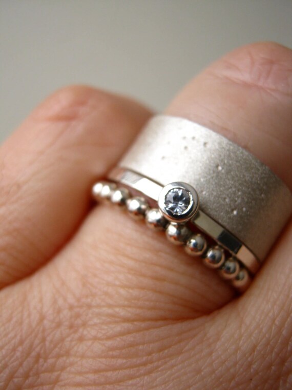 Ähnliche Artikel wie White Sapphire - Stacking/ Solitaire RING ...