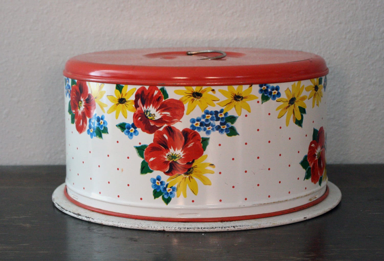 Vintage Cake Tin Platter/Carrier by alisonmichel on Etsy Vintage Cake Tin Platter/Carrier by alisonmichel on Etsy