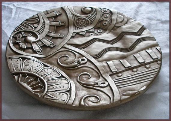 Austin Sculpture Kinder Collection Art Deco Charger Display