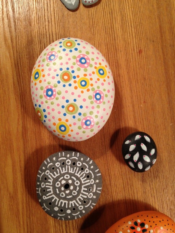 Items similar to Hand painted round rocks on Etsy
