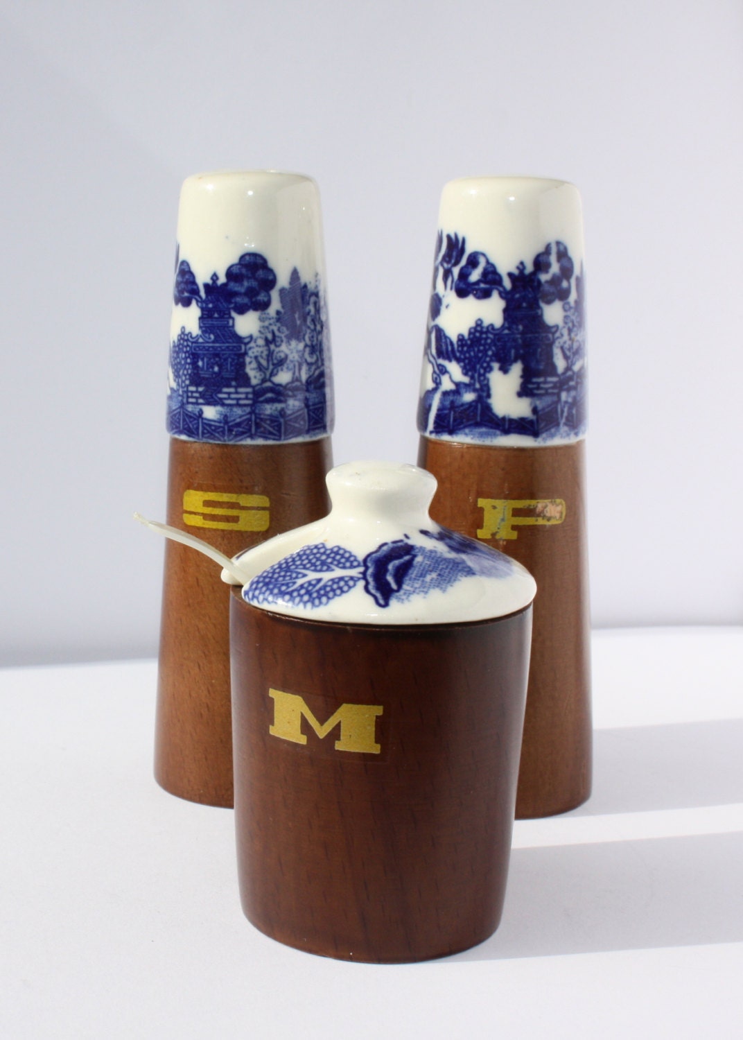 Condiment trio set – blue Willow pattern and wood – Haute Juice