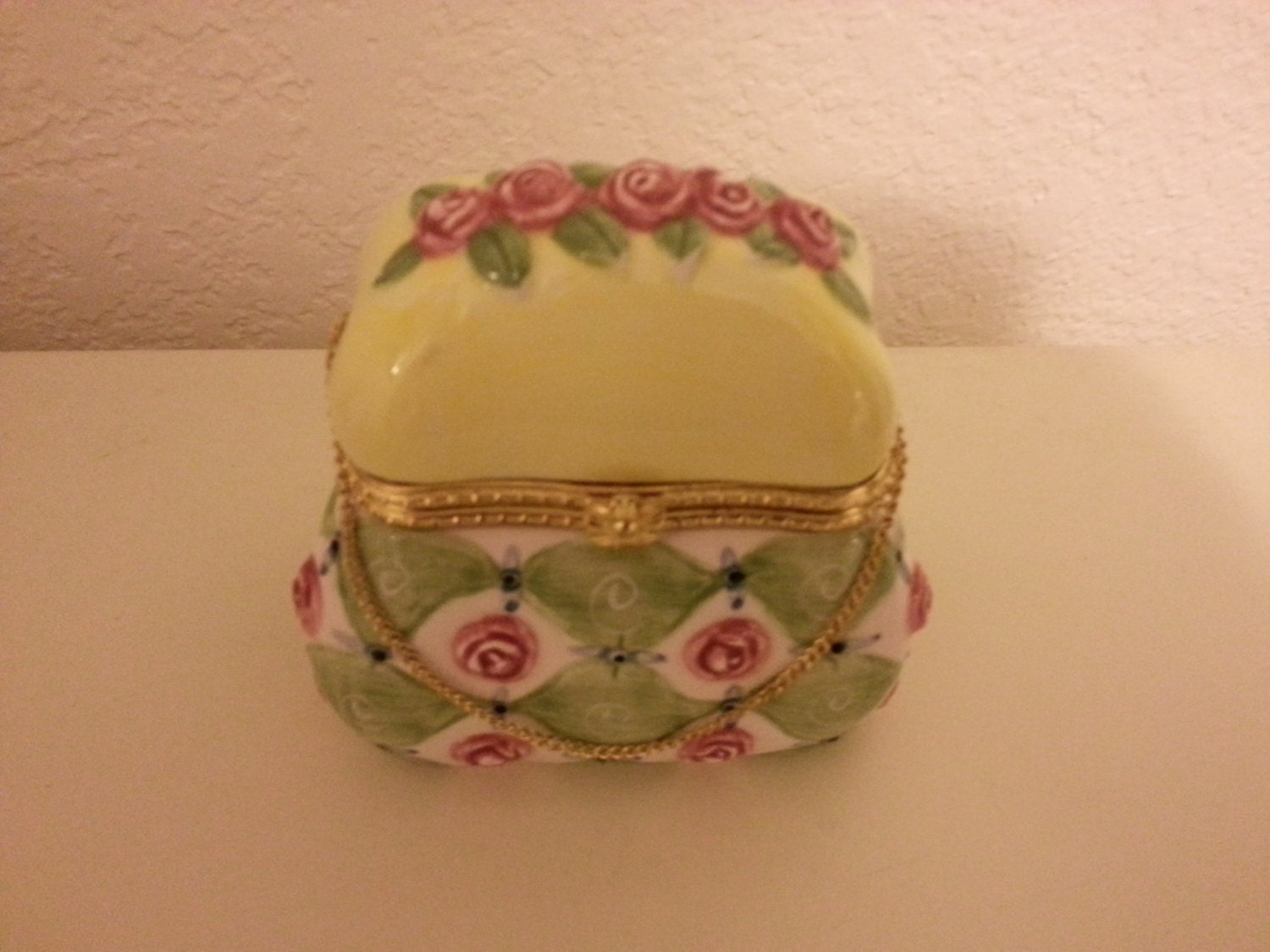 Pretty Little Ceramic Purse Trinket Box – with chain handle – Haute Juice