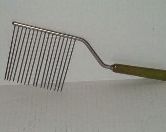 Vintage cake cutter with bakelite handle