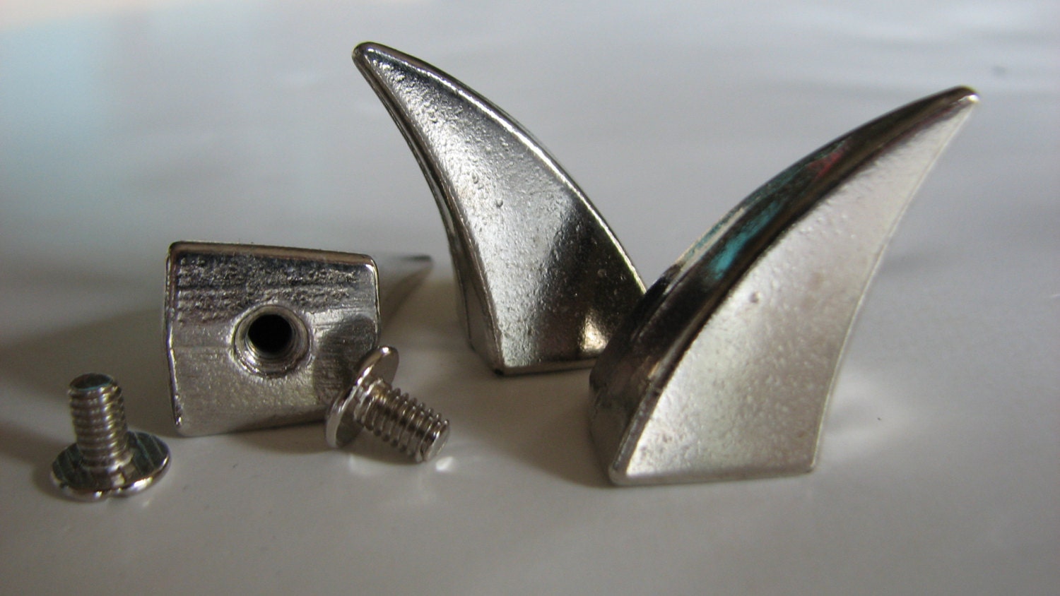10 Dragon Claw Spike Shark Fin Screw Back Small by MinkusMargo