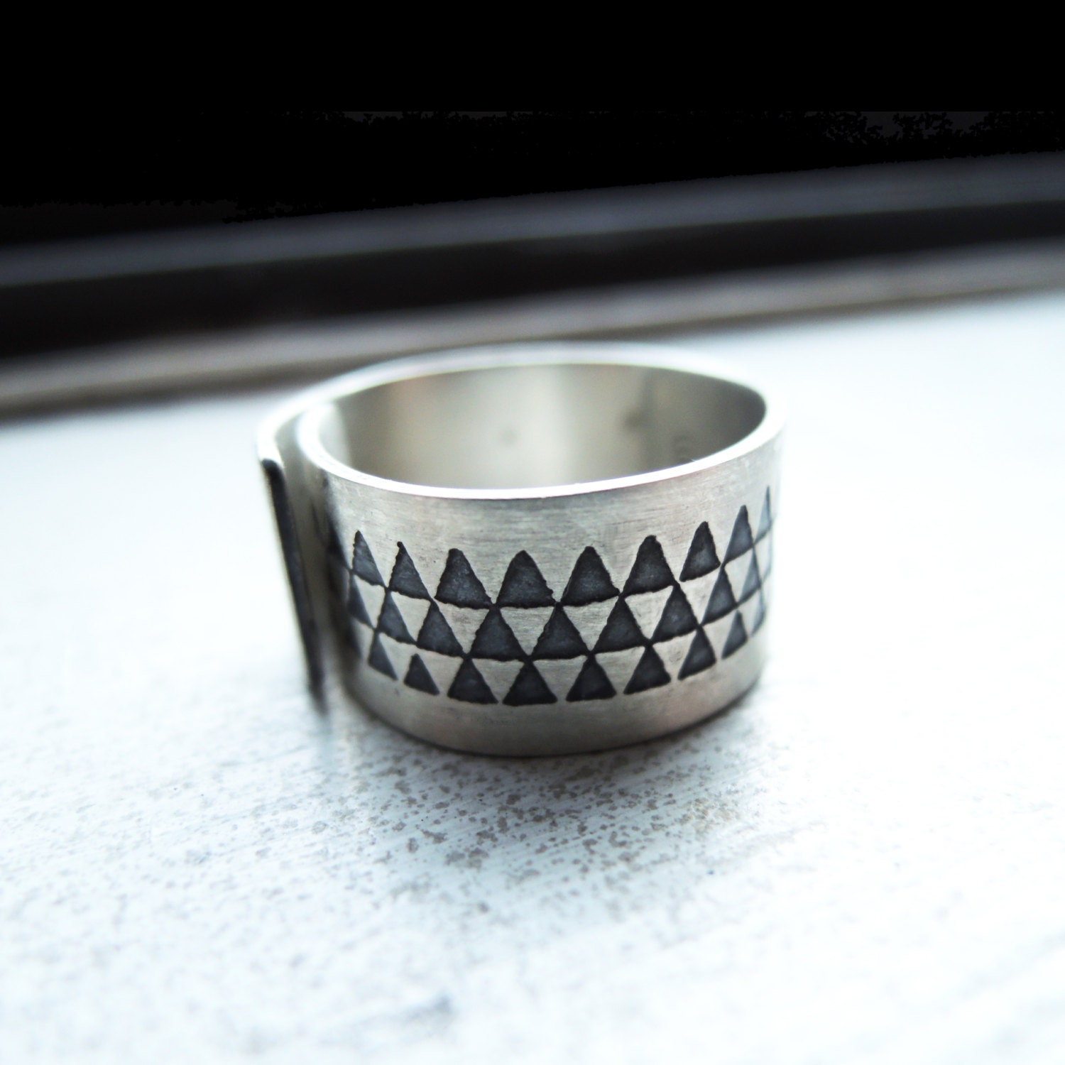 Triangles Ring Band Etch – Unique Design Modern – Adjustable Overlap ...