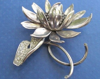 Lily brooch | Etsy
