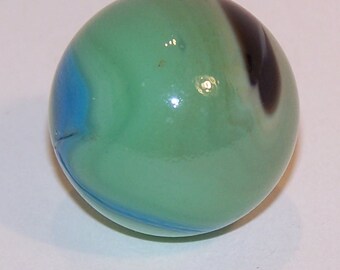 Canica de vidrio con luz verdes rayas base rojas y azules