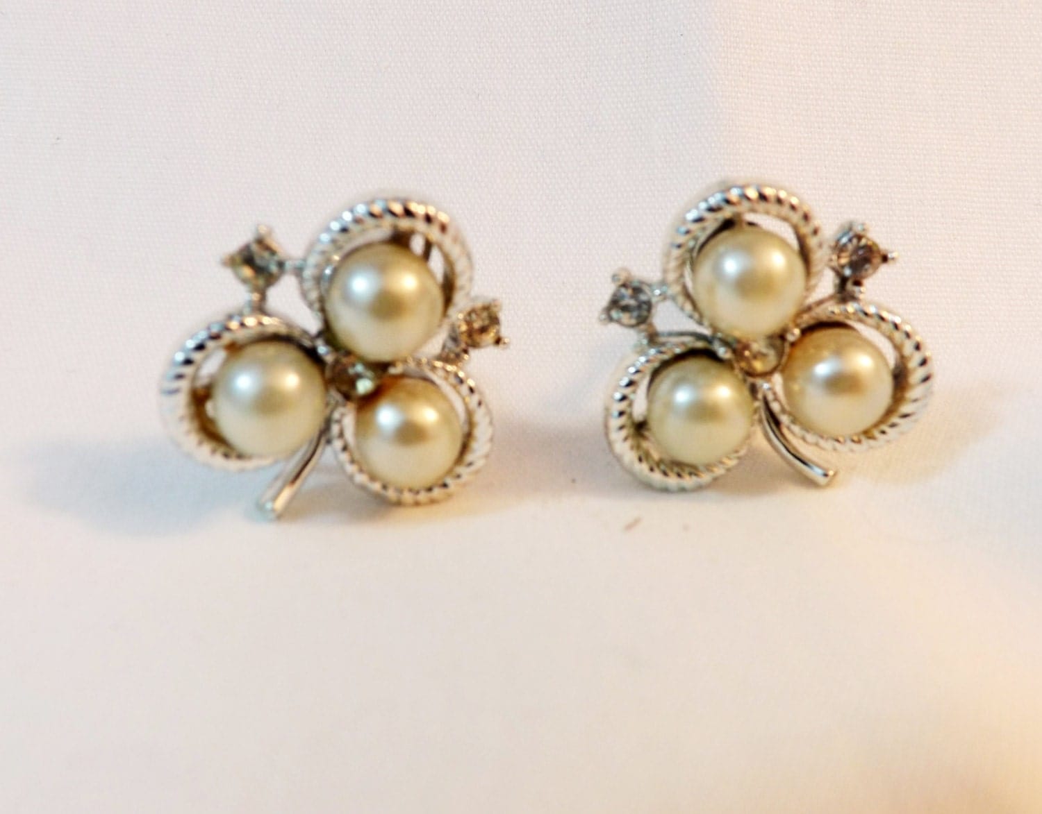 Vintage Lisner signed earrings shamrock clover earrings pearl