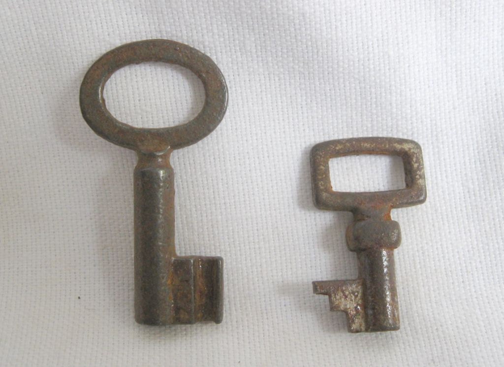 Antique iron cabinet keys Set of 2 mini furniture keys N 6 – Haute Juice