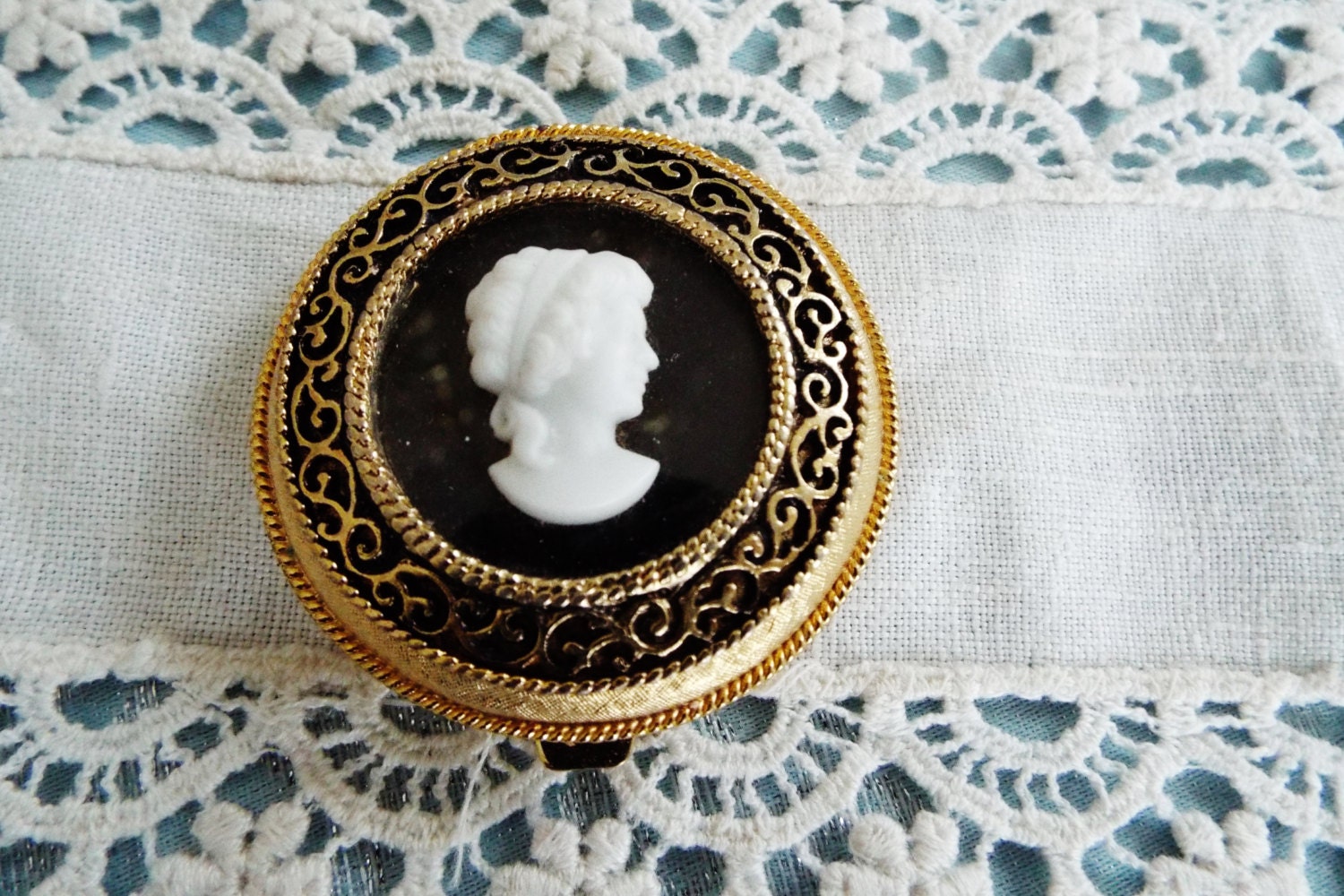 Vintage Max Factor Mini Cameo Compact Face Powder And Mirror – Haute Juice