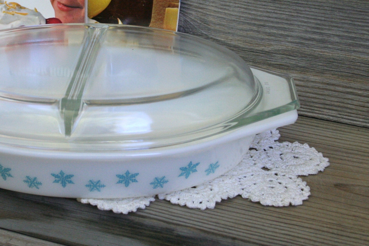 1950s Snowflake Pattern Divided Pyrex Casserole Dish – Haute Juice