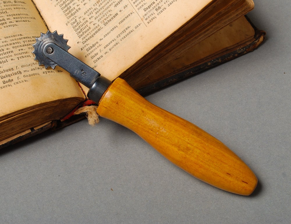 Vintage Sewing Tracing Wheel, metal wheel with wood handle – Haute Juice